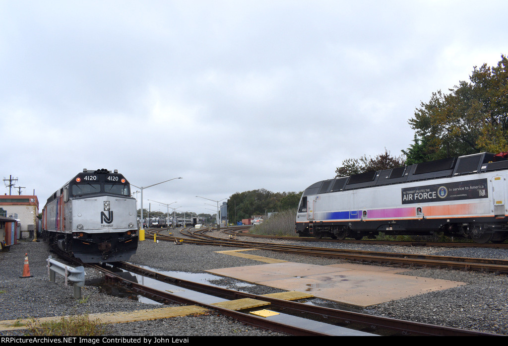 The 4523 passes the twin NJT F40PH-2CAT units just before entering the loop