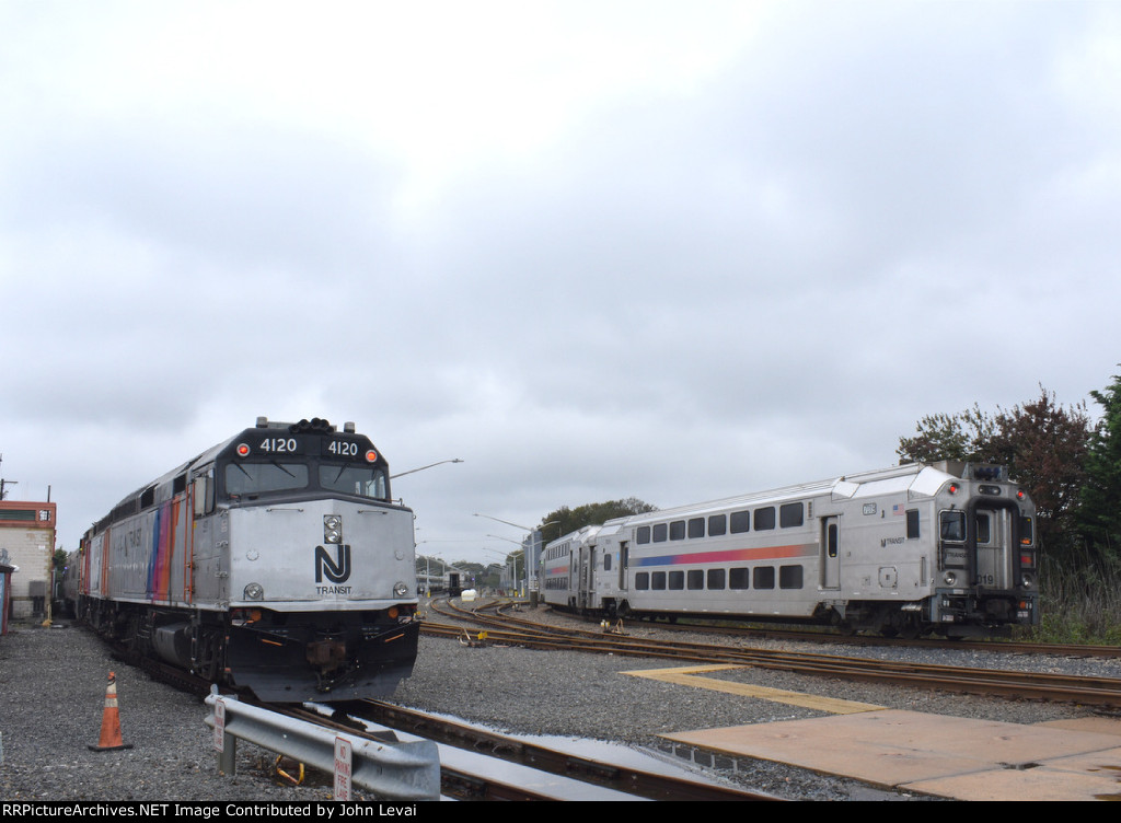 NJT Train # 4737 heads away from me as it starts to negotiate the loop