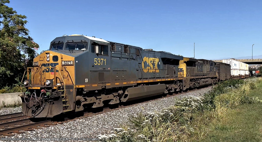 CSX 5371 leads I137 west on 2 track.