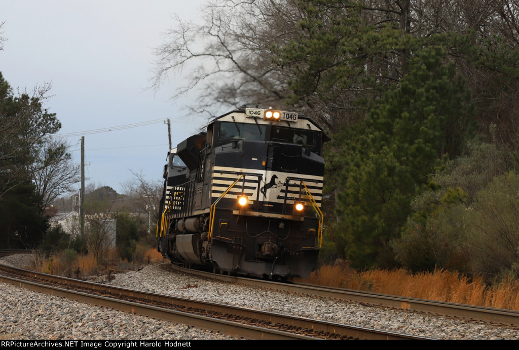 NS 1046 leads train 350 northbound at Fetner