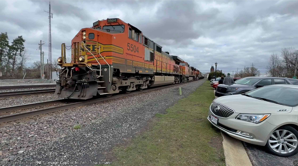 BNSF 5504 leads B118.
