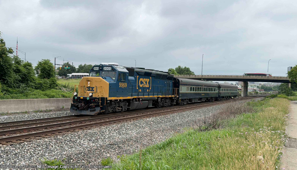 CSX 9969 leads W003.