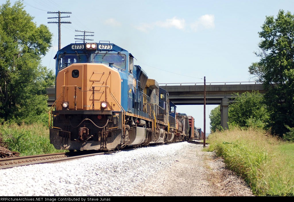 CSX 4773,115,8576 Q525 work the south end of Memphis Junction yard