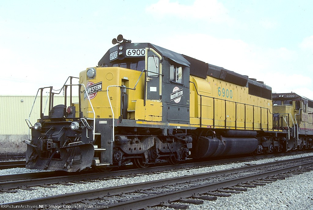 C&NW SD40-2 6900