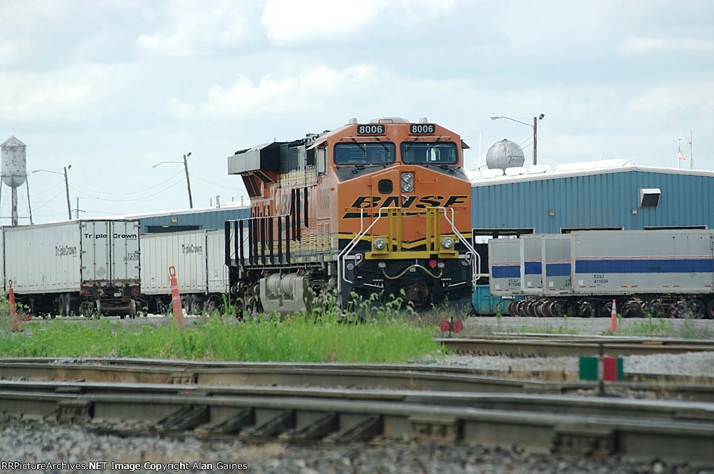 BNSF ES44C4 8006