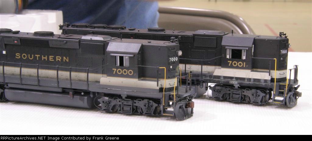 Southern GP-40X 7000 and 7001 by Bob Harpe