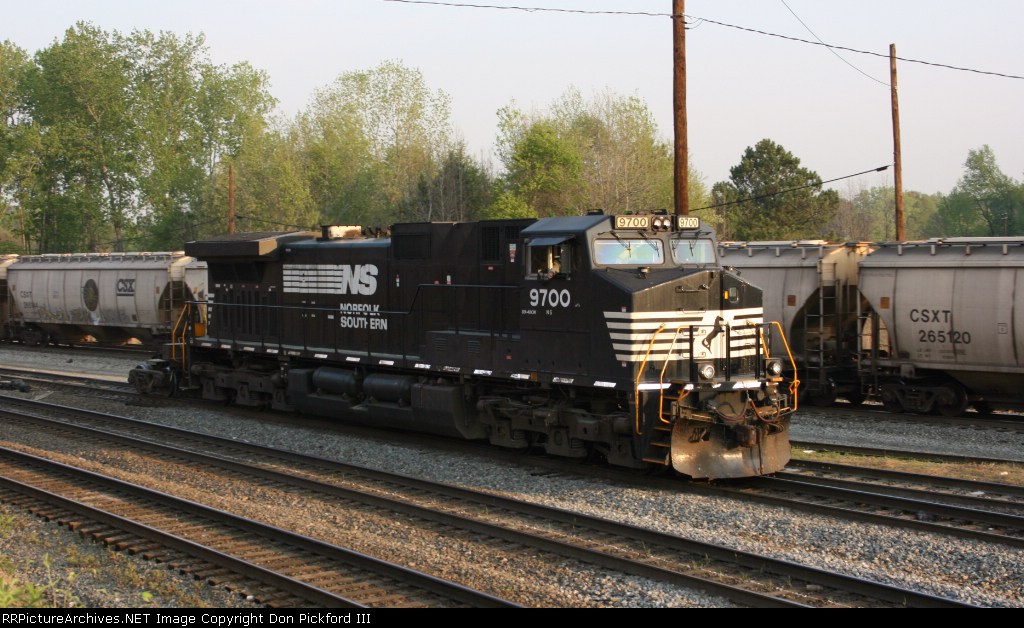 NS 9700 heads south down the mainline