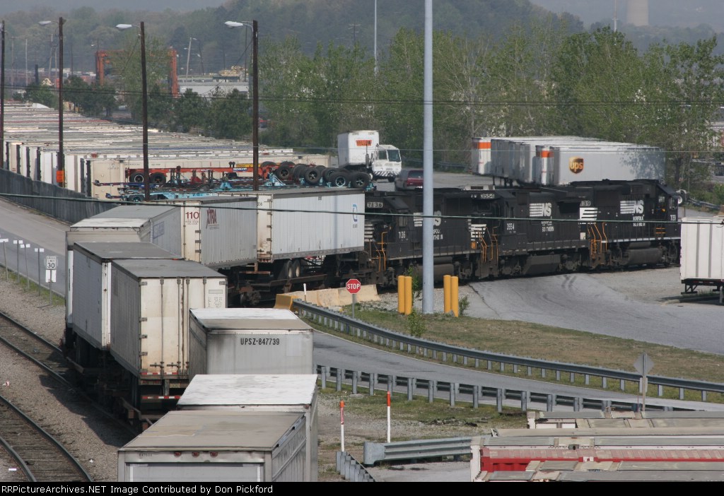 NS 7139 "GP 60" Switches overÛbnd heads into the Inman Yard to unload