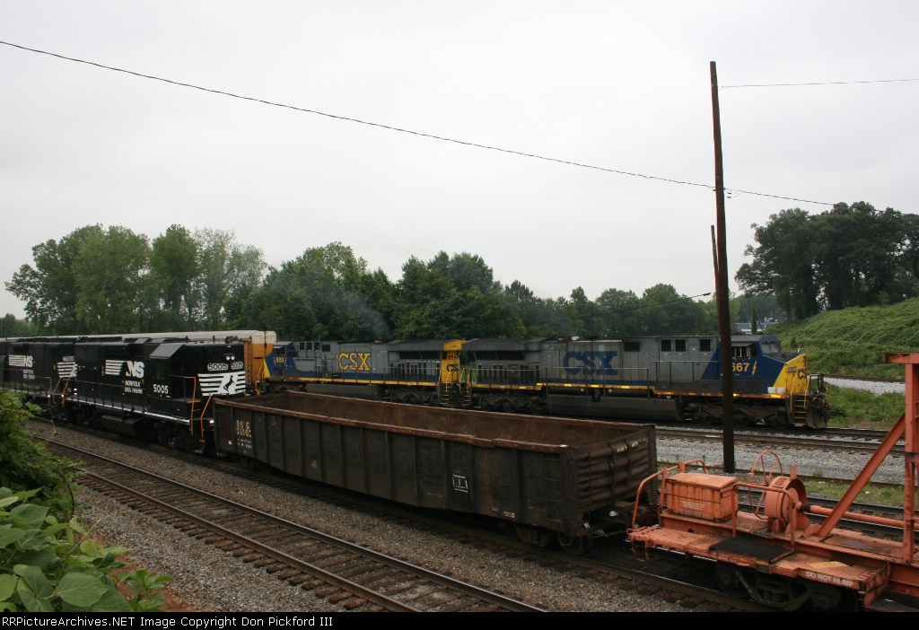 CSX 667 (AC6000CW) comes south with a load of autoracks as NS 7010 (GP-50) rumbles north