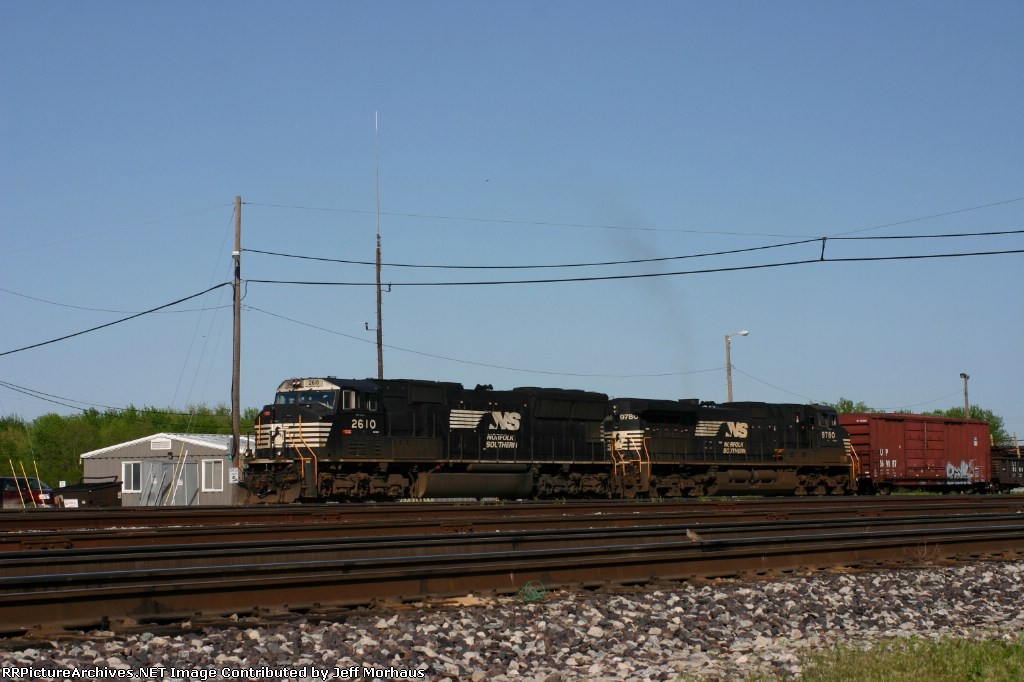 NS 2610 Westbound freight pulling into the yard after makeing its trip from Hannibal.
