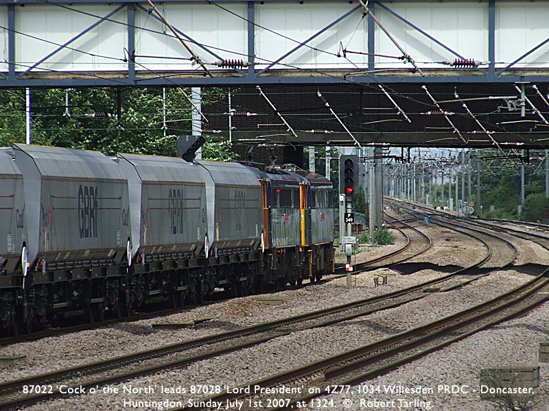 The final two Class 87s, 87022 'Cock o' the North, and 87028 'Lord President', on 4Z77 Willesden ...
