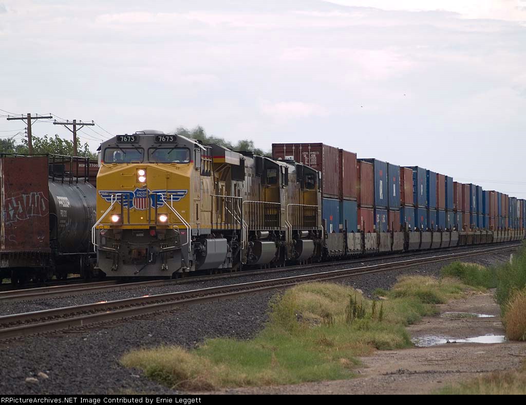 UP 7673 leads a WB doublestack at 4:49pm