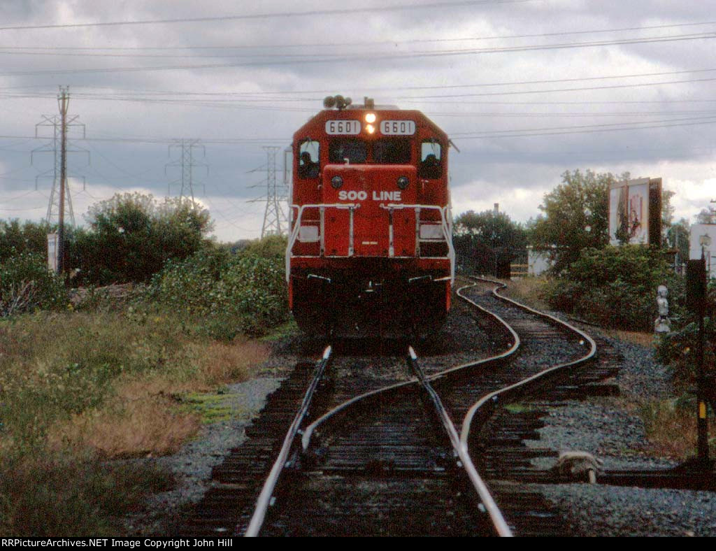 1381-09a SOO 6601 westbound at Marshall St. NE