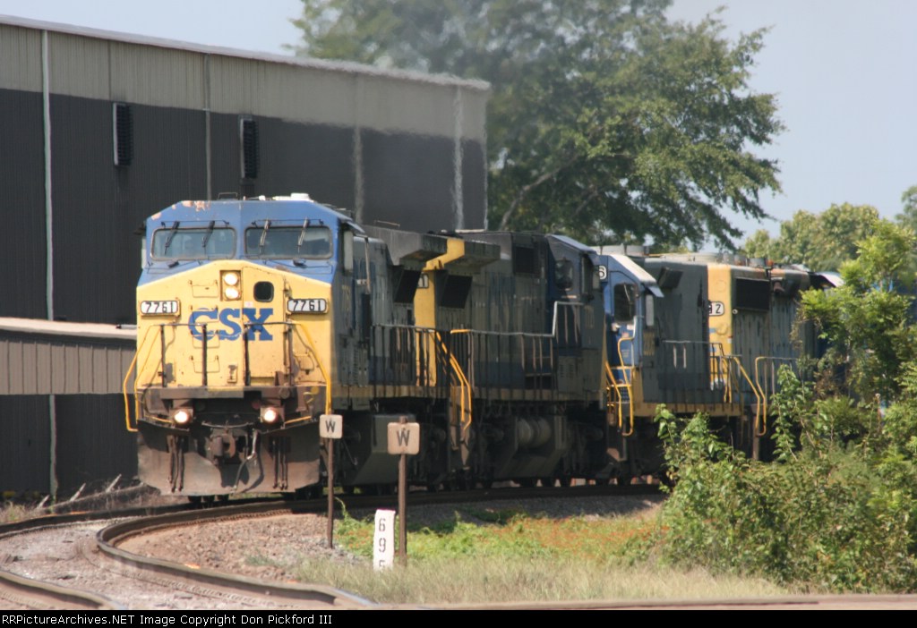 Eastbound Csx 7761 (Dash 8-40CW) Rumbles around the curve never slowing down