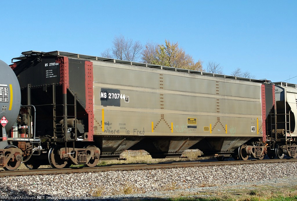 NS Covered Hopper 270744