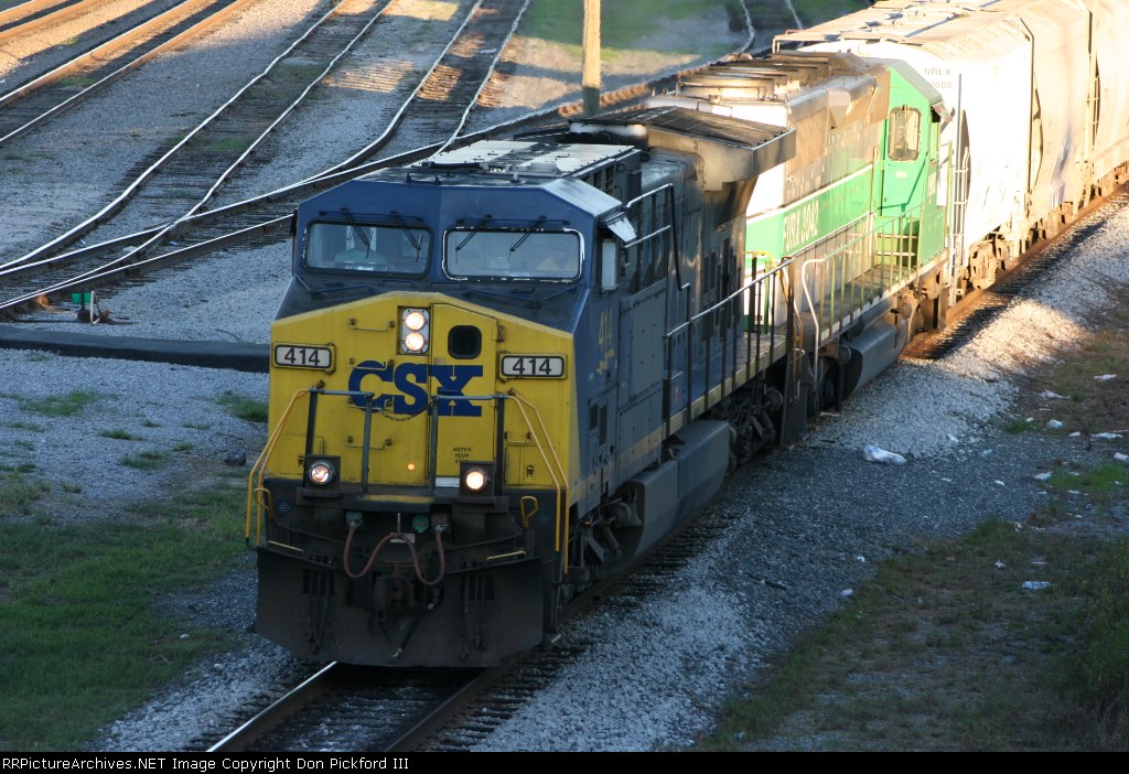 CSX 414 "AC4400CW" coming around the yard