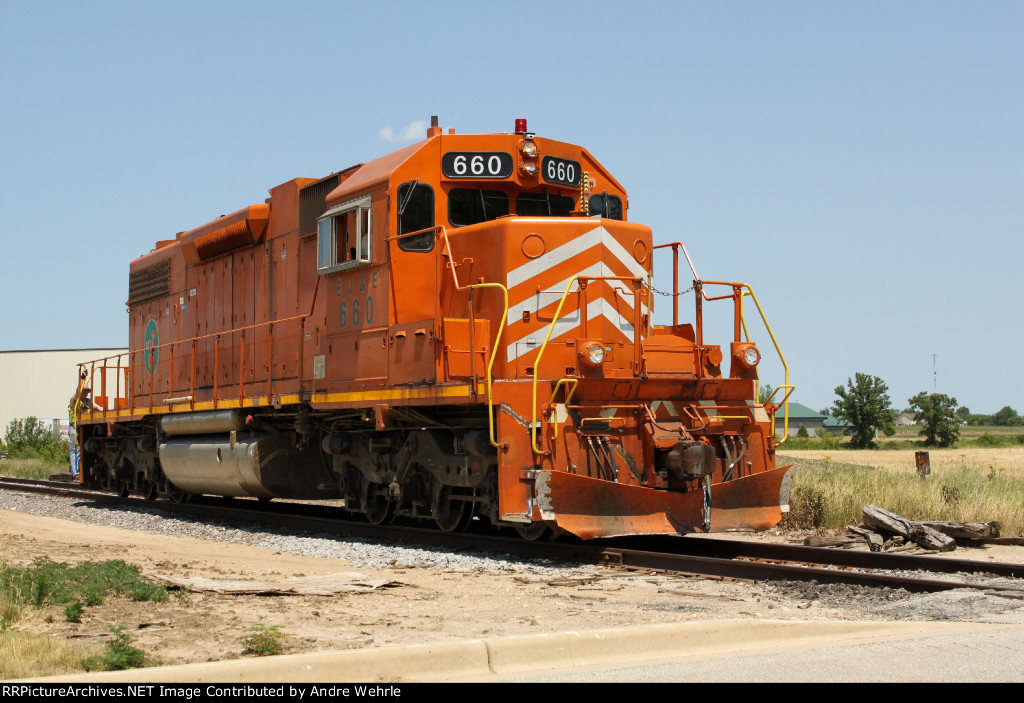 EJE 660 runs south to retrieve the loads to spot