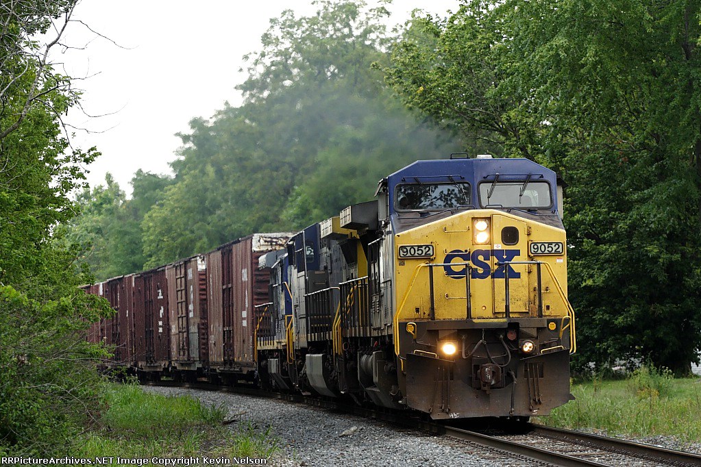 CSX 9052 C44-9W