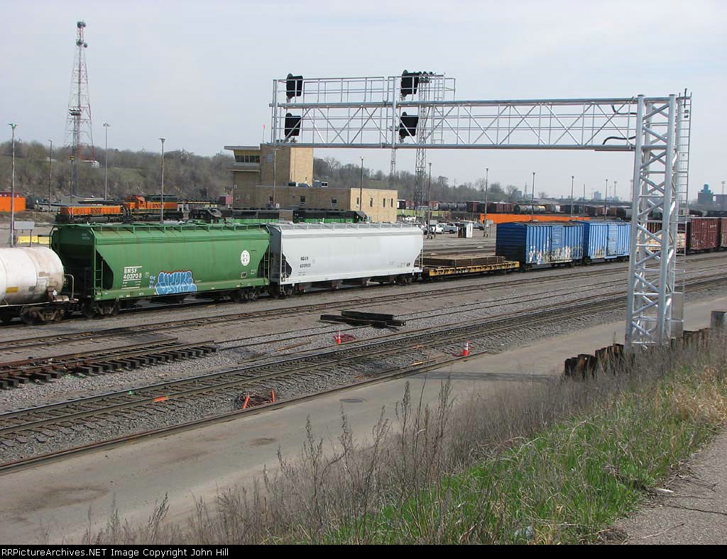 080430032 New cantilever signal bridge installed at BNSF Northtown CTC 44th