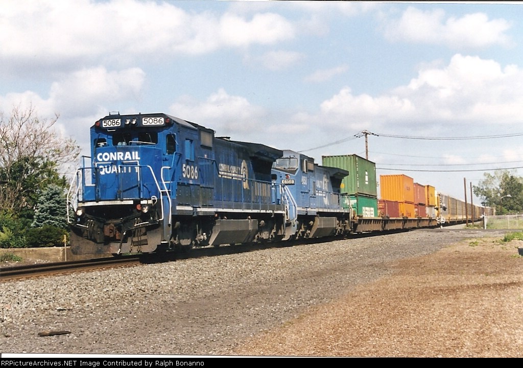 B40-8 5086 leads C40-8W 6158 and ML-480X southbound at Mt Vernon Street