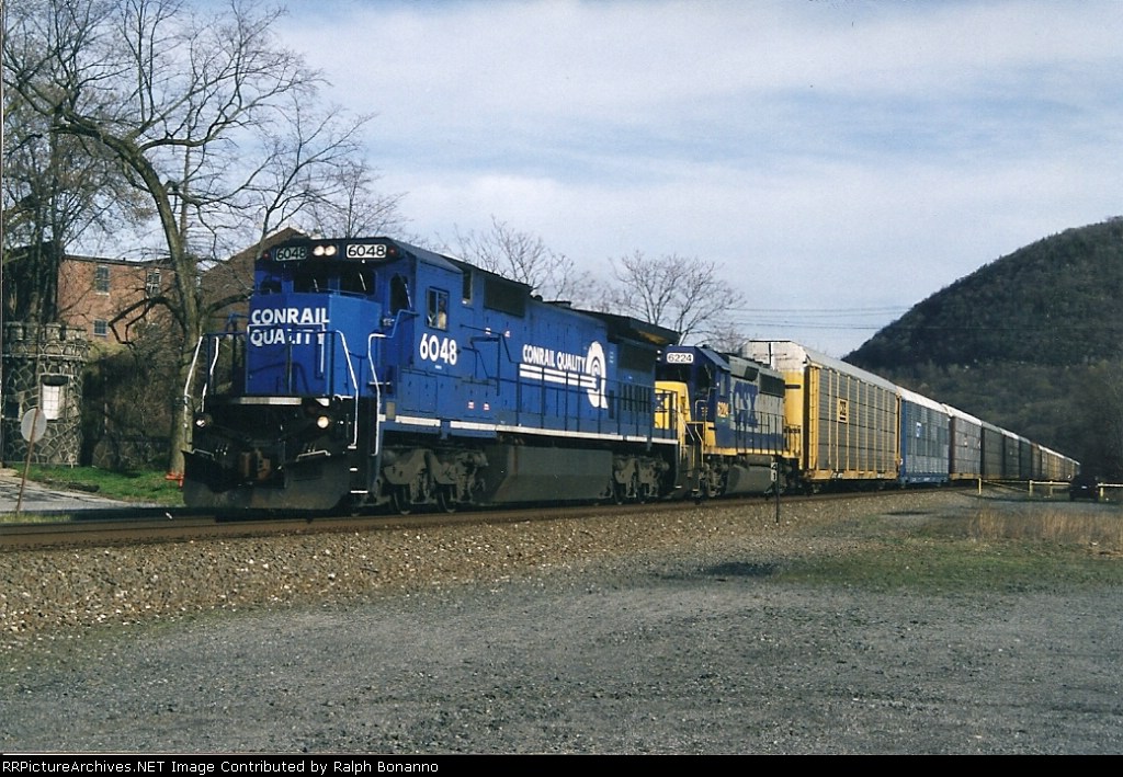 CR C40-8 and CSX GP40-2 6224 lead a northbound auto rack train at MP 41 on the River line