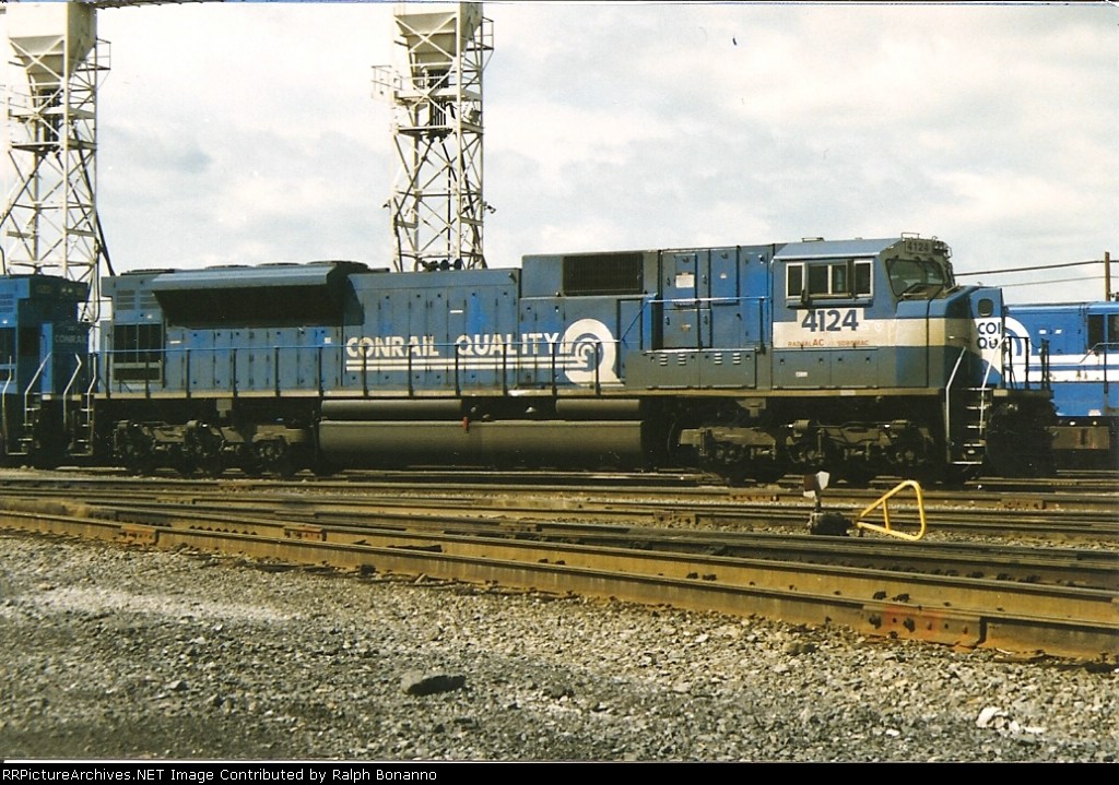 with some road grime, 4124 sits on the pit track awaiting its next assignment