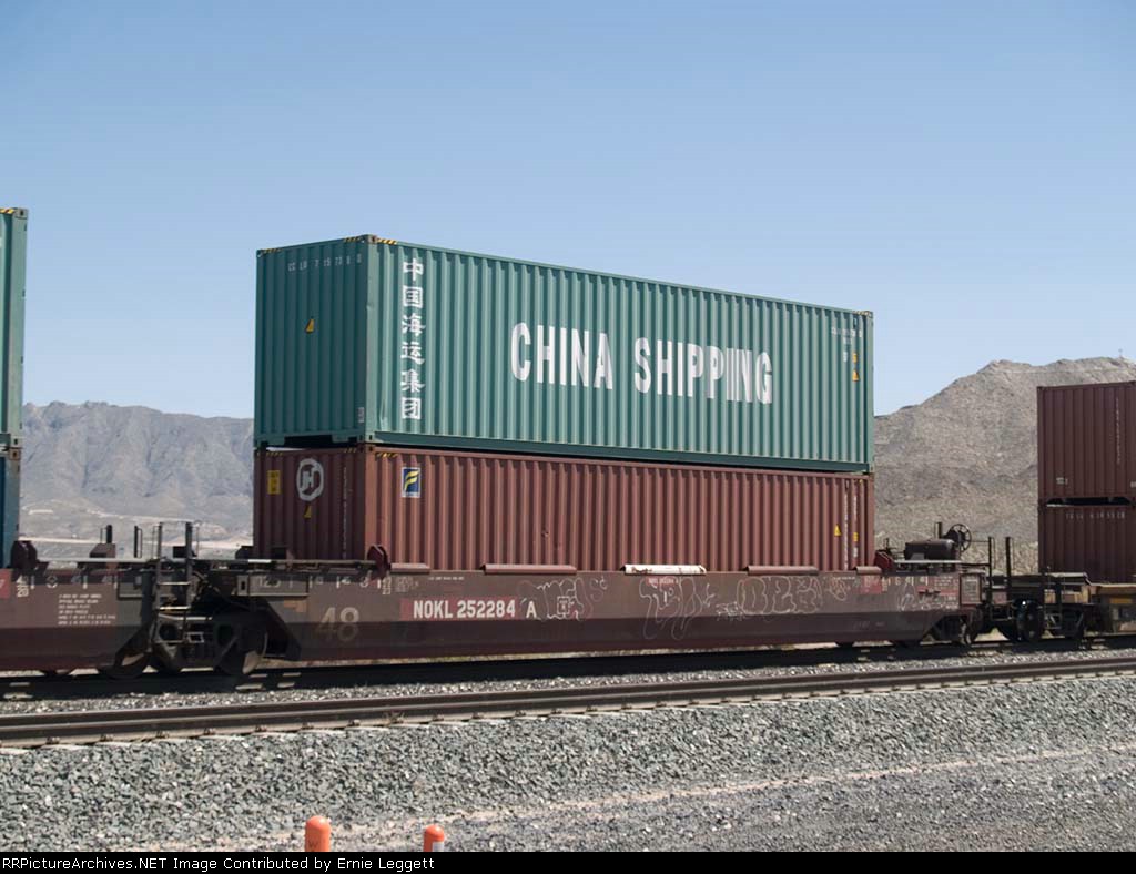 NOKL 252284 in a WB doublestack IMNLB-29 (Marion, AR - Long Beach) at 12:03pm