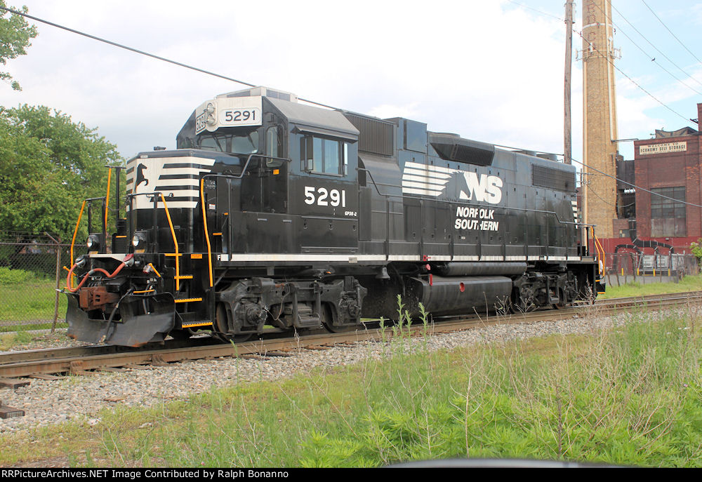 NS GP38-2 5291(ex CR) poses for a portrait while in service on the NYS&W