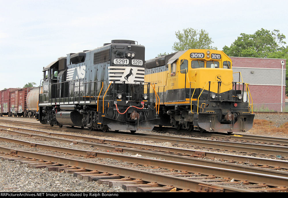 NYS&W WS-2 uses both home and borrowed power this afternoon at Mt Vernon St drilling cars