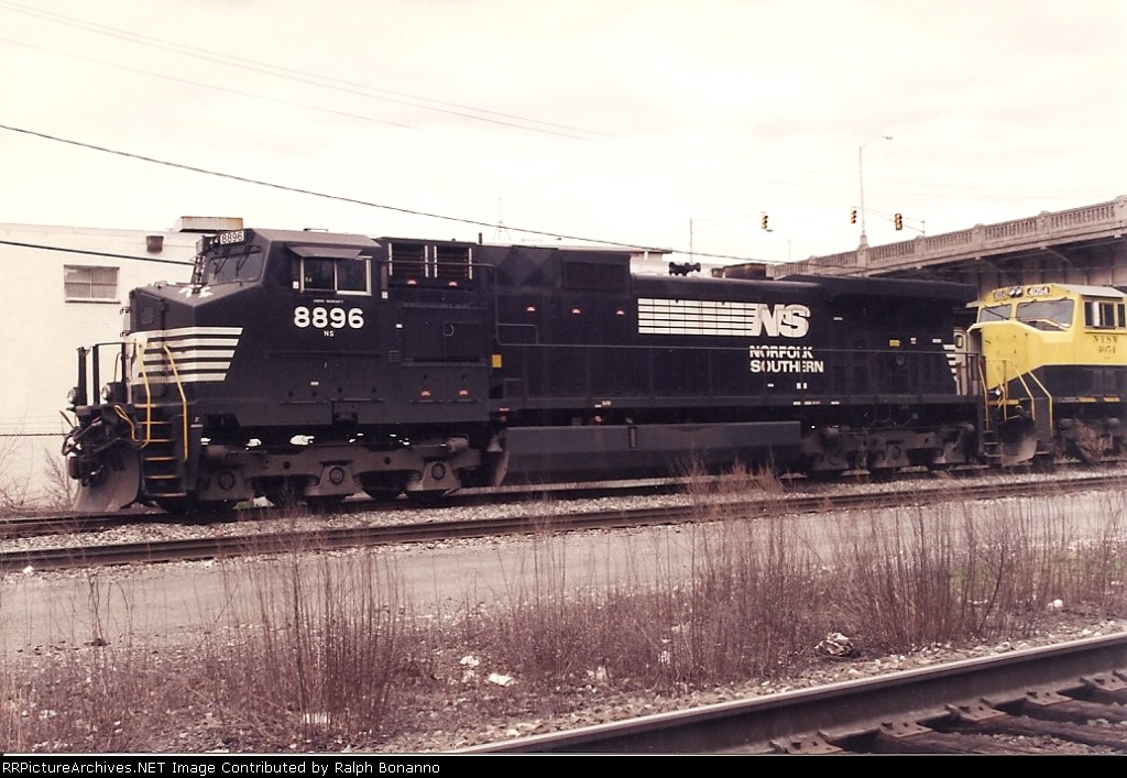 One oof the first ever built wide cabs for the NS pays a visit, mated to the 4054