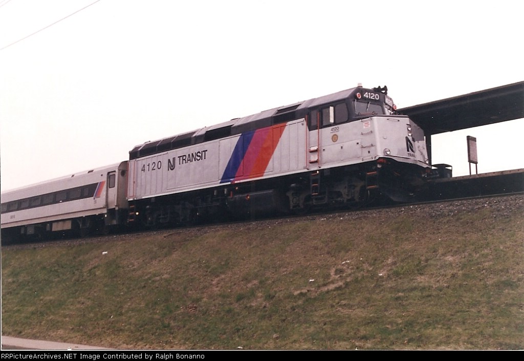On a gloomy afternoon, F40 4120 pulls a westbound into the station