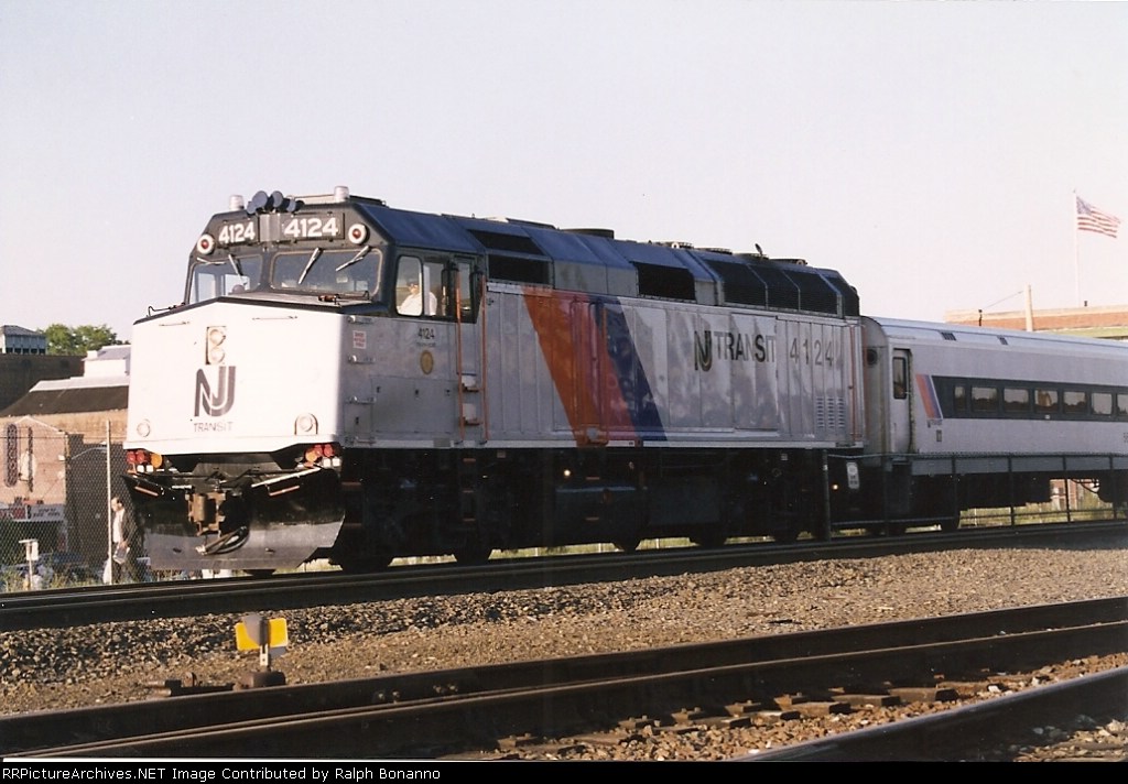 A sunny afternoon finds F40PH-2CAT westbound on the old CNJ Main