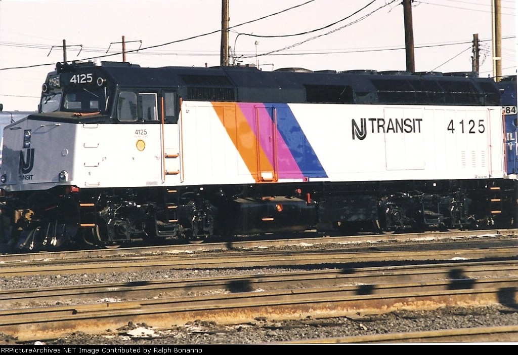 Fresh from offline work, F40PH-2 CAT 4125 passes through Oak Island