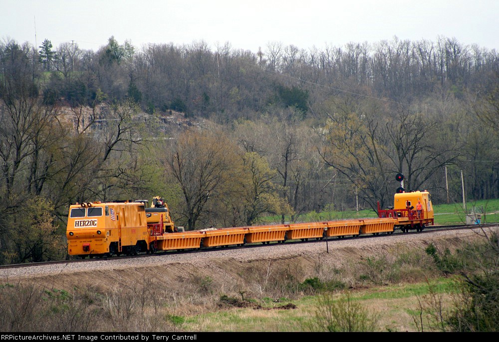 HZGX 1760 crossing the BNSF/KCS interlocker