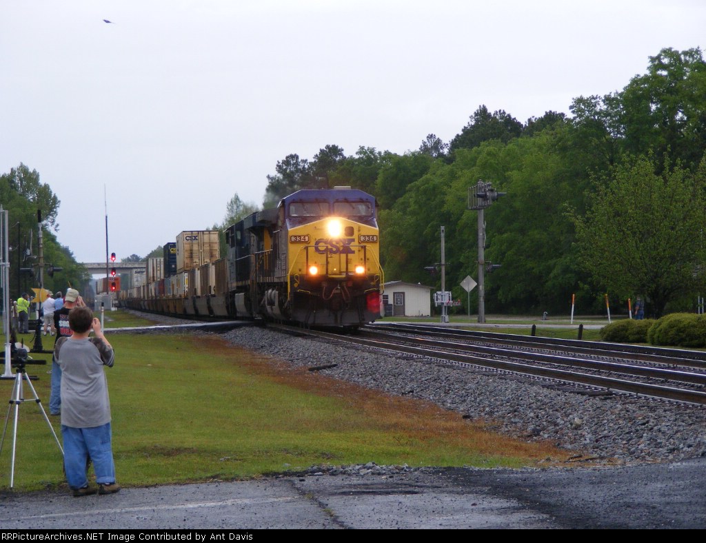 CSX 334 leads a SB Intermodal @ 15:33