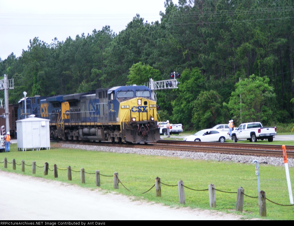 CSX 30 passes some CSX Signal Maintance Crews @ 10:13