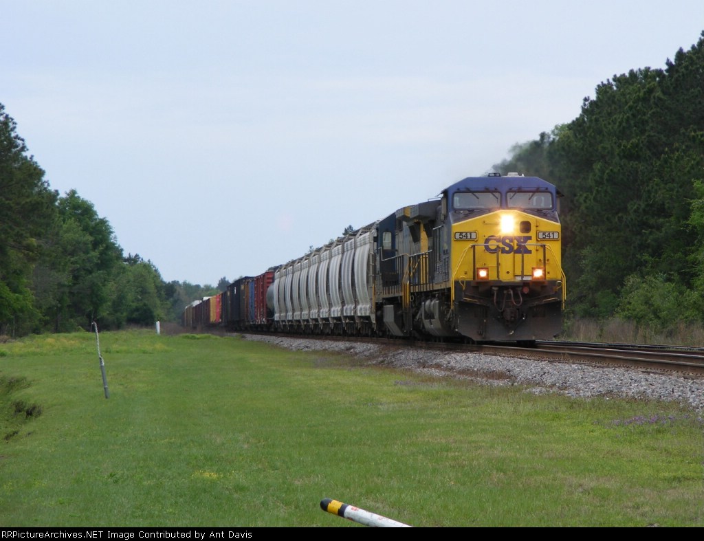 CSX 541 leads a NB Mixed train @ 15:31