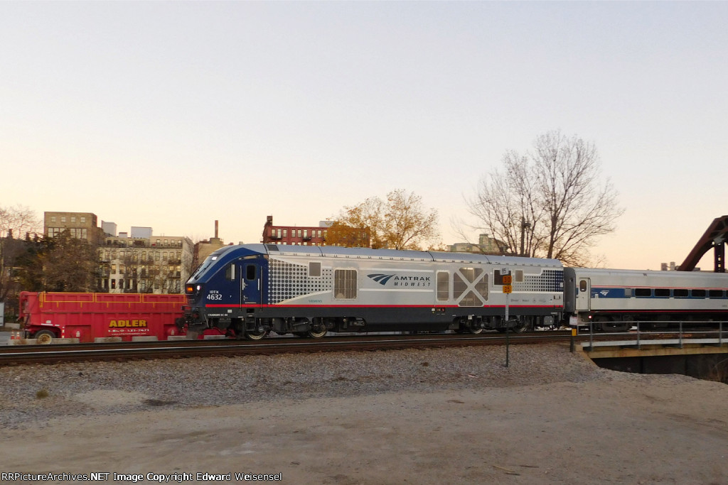 Hiawatha 337 arrives with 4632 leading north