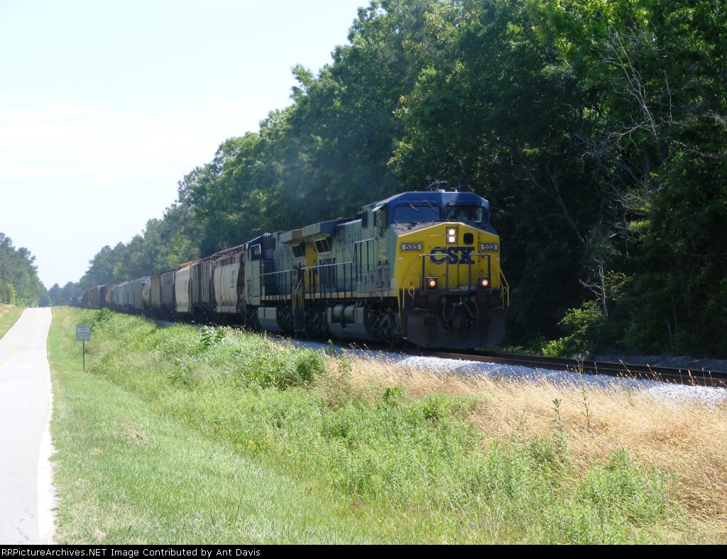CSX 533 leads a Southbound Mixed Train