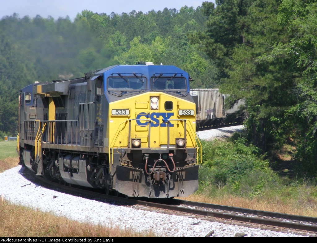 CSX 533 rounds the curve