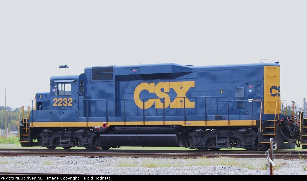 CSX 2232 displays its new paint