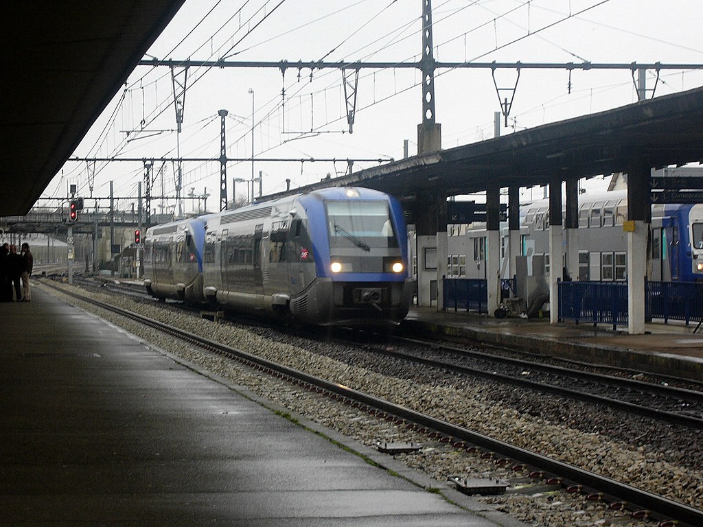 SNCF X73500 en Gare SNCF du Chartres. Train Arret pour Brou et Courtalain. SNCF X73500 with ...