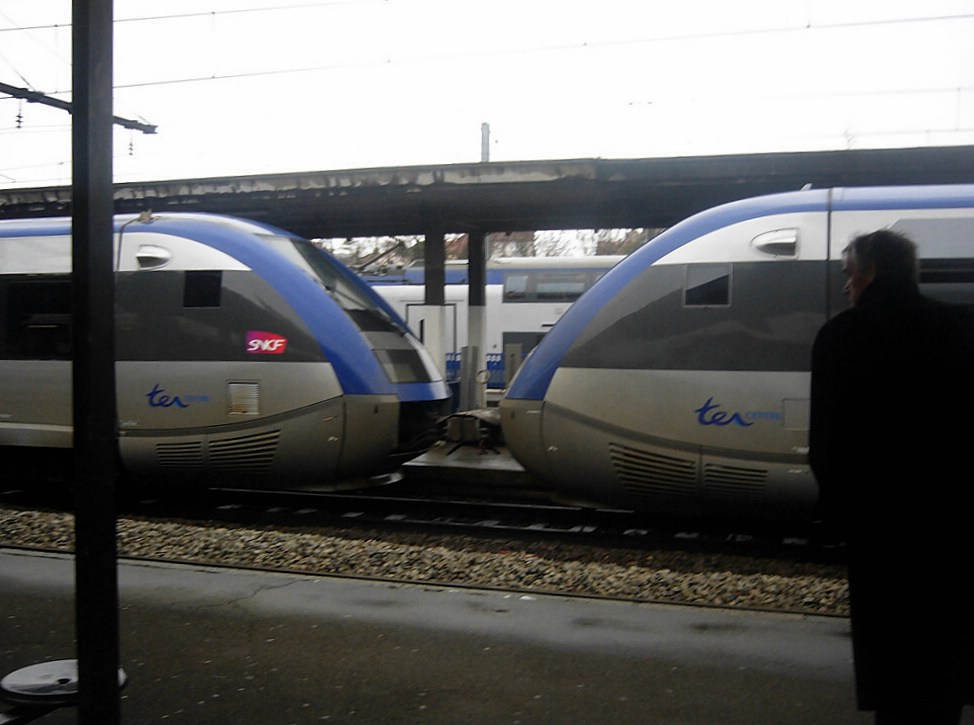 SNCF X73500 en Gare SNCF du Chartres. Train Arret pour Brou et Courtalain. SNCF X73500 with ...
