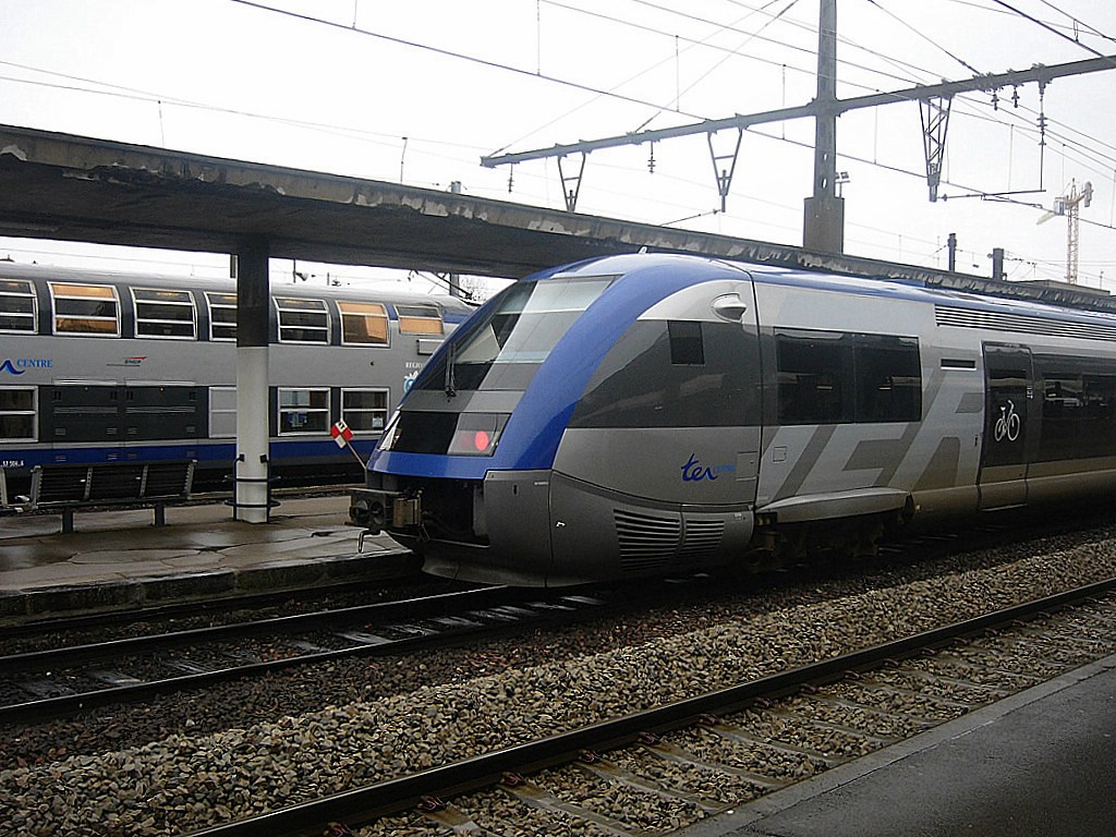 SNCF X73500 en Gare SNCF du Chartres. Train Arret pour Brou et Courtalain. SNCF X73500 with ...