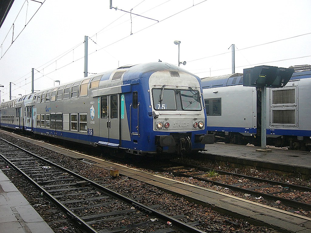 SNCF Train Regionale en Gare SNCF du Chartres. Train Arret pour Paris Montparnasse.SNCF Regional ...