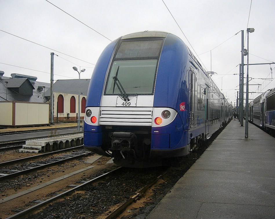 SNCF ATER2NG 409 en Gare SNCF du Chartres. Train Arret pour Le Mans. SNCF ATER2NG 409 with ...