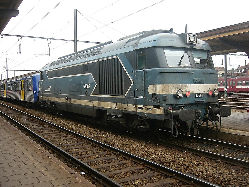 SNCF BB67400 67589 en Gare SNCB Tournai. Train Arret pour Lille Flanders en France. SNCF BB67400 ...