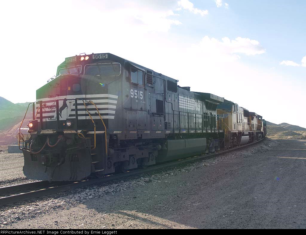 NS 9515 leads an EB manifest at 5:15pm