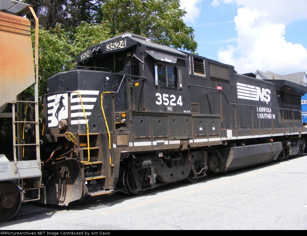 NS 3524 also in the Middle of the Street