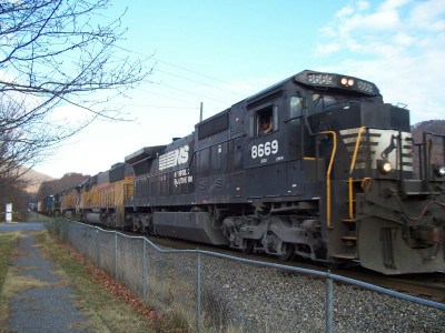 Closeup of NS 8669 as she passes